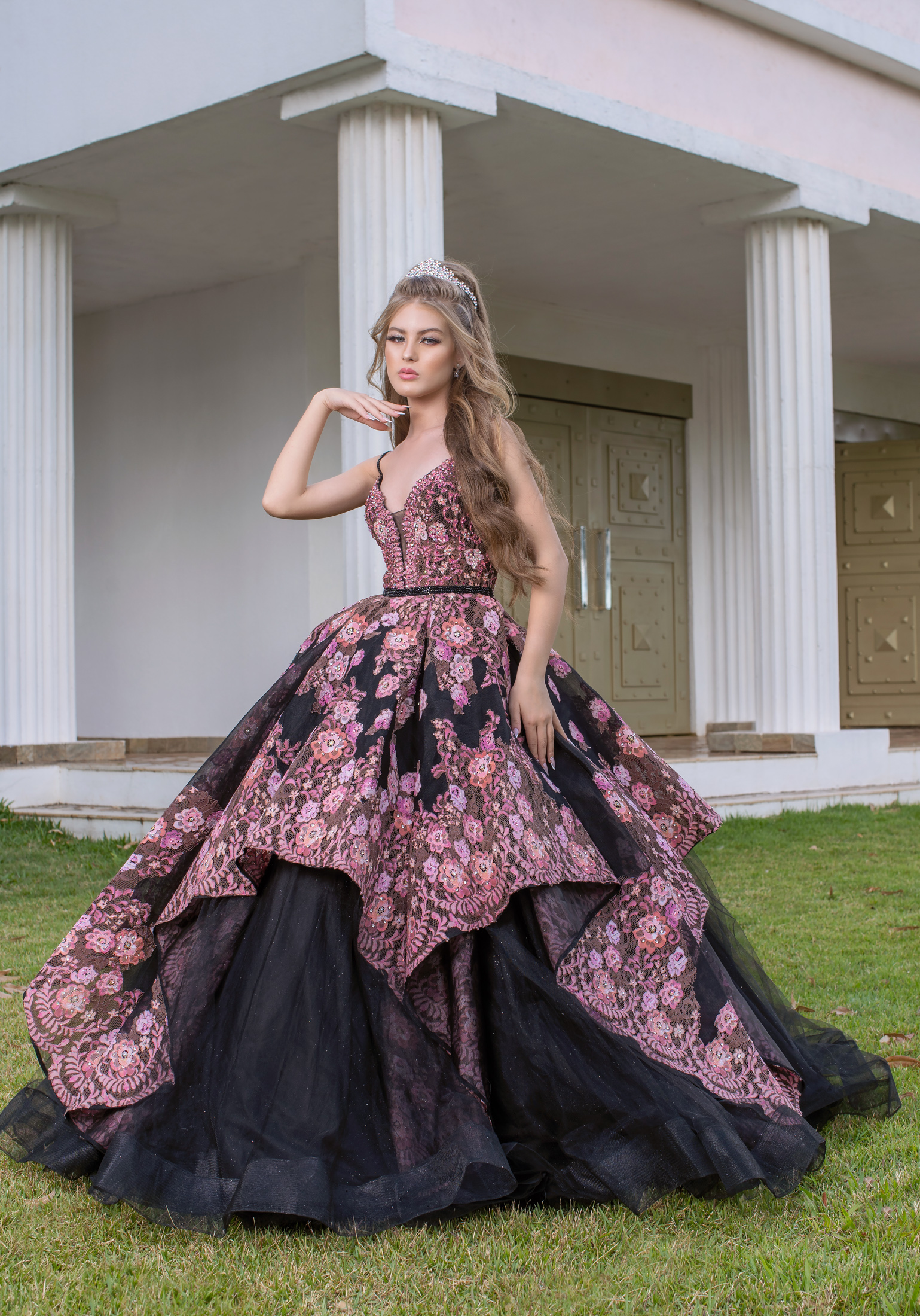Vestido Debutante Preto com Rendas Coloridas – Maximus Atelier